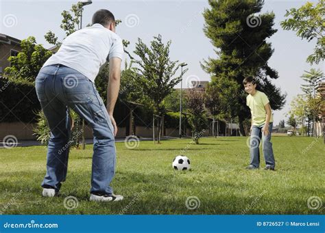 Pai E Filho Que Jogam O Futebol Imagem De Stock Imagem De Esfera