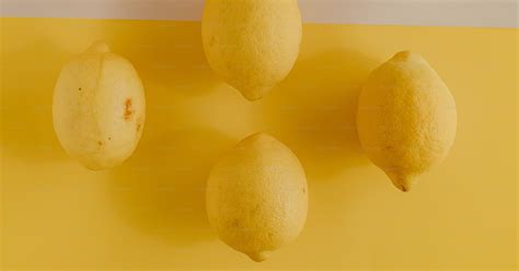 노란 테이블 위에 앉아 있는 레몬 한 무리 사진 Unsplash의 레몬 이미지