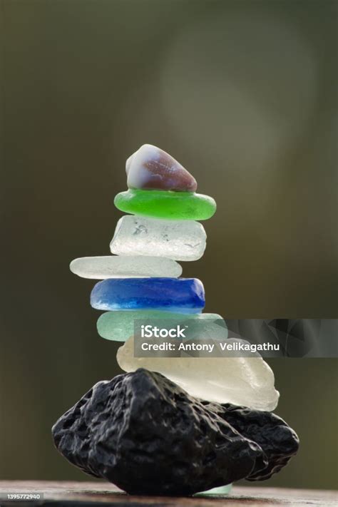 바다 유리 자갈의 다른 색상과 용암 돌에 작은 바다 껍질의 균형이 맞춰져 있습니다 0명에 대한 스톡 사진 및 기타 이미지 0명 경관 균형 Istock