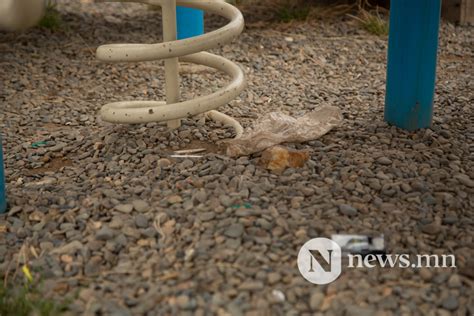 Сурвалжлага Хүүхдүүд хогон дунд тоглож байна News Mn