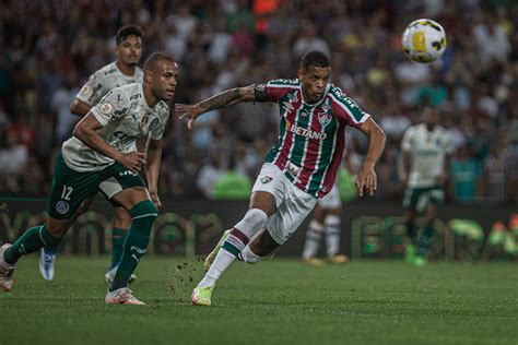 Ainda Com Futuro Incerto No Fluminense Caio Paulista Treina Durante As