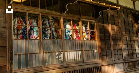 창문에 서핑 보드가있는 건물 사진 Unsplash의 무료 햇빛 이미지