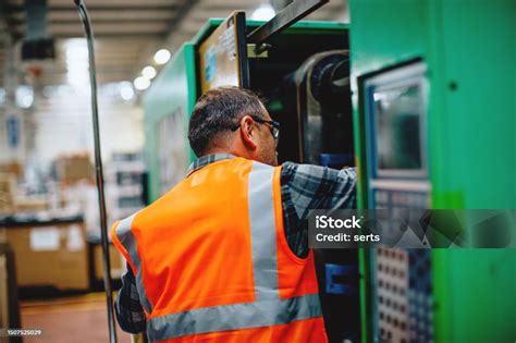 공장에서 Cnc 기계와 함께 일하는 남성 견습 엔지니어 20 29세에 대한 스톡 사진 및 기타 이미지 20 29세 30 34세 40 44세 Istock