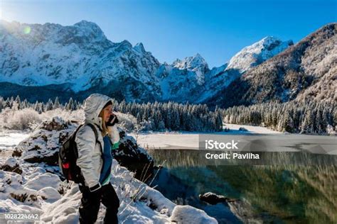 젊은 여 자가 걸립니다 사진을 아침 겨울 짧은 서사시의 이탈리아laghi 디 Fusine 유럽 알프스 유럽 줄리안 알프스 걷기에 대한 스톡 사진 및 기타 이미지 Istock