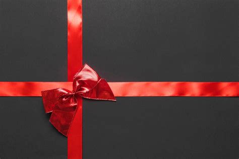 검은 배경에 리본과 활 무료 사진