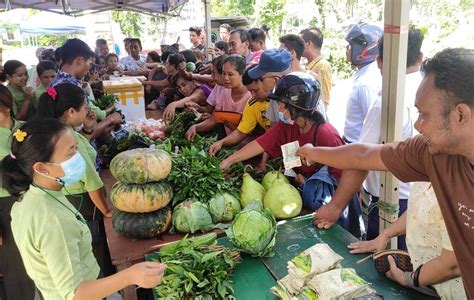 ရခိုင်ပြည်နယ်၊ စစ်တွေမြို့ရှိ မုန်တိုင်းဒဏ်သင့်ပြည်သူများအား ဆန်၊ ဆီ