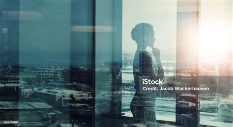 생각 사무실 및 여성이 계획 영감 및 사업 개발 관리와 함께 도시의 창가에서 아이디어 성찰 및 통찰력 도시 성장 및 브레인스토밍을 갖춘 유리의 사업가 20 24세에 대한