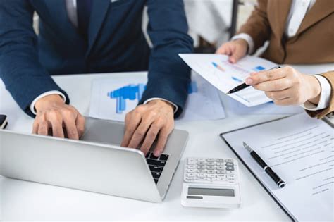 비즈니스 파트너 직장 사무실 재정 및 투자 개념에서 회의 작업 및 분석을 위한 아이디어 계획 및 프리젠테이션 프로젝트 논의 계획에 대한 스톡 사진 및 기타 이미지 Istock