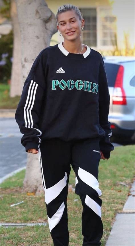 «Где такой взять Хейли Бибер вышла на прогулку в эксклюзивном «русском костюме и сразу была