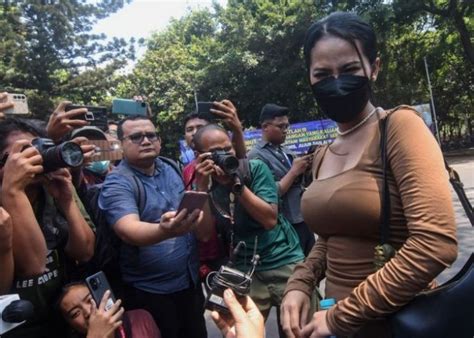 Daftar Inisial Nama Kru Dan Pemeran Film Dewasa Yang Digerebek Di