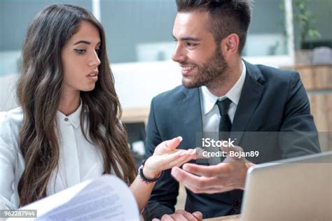 매력적인 비즈니스 여자와 남자 서류와 사무실에서 노트북에 금융 데이터를 논의 가리키기에 대한 스톡 사진 및 기타 이미지 가리키기 경제 계획 Istock