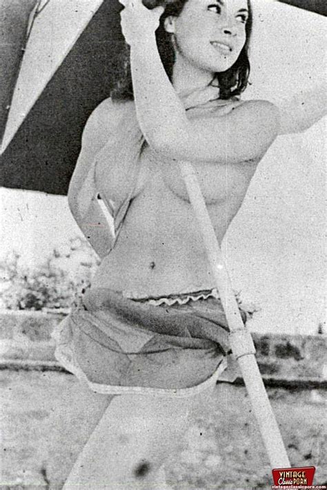 Hot Vintage Chicks Posing Naked Outdoors In Xxx Dessert Picture 2