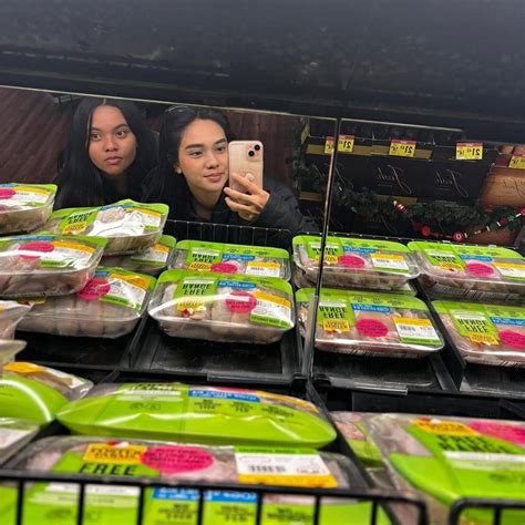 5 Potret Kompak 3 Putri Shahnaz Haque Yang Lagi Reunian Di Los Angeles