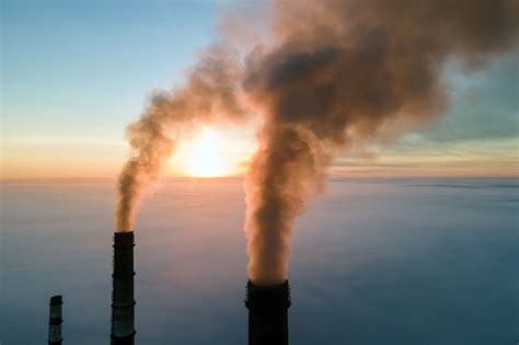 일출에 오염 대기를 이동 검은 연기와 석탄 발전소 높은 파이프의 공중 보기 가솔린에 대한 스톡 사진 및 기타 이미지 가솔린 검은색 공장 산업 건물 Istock