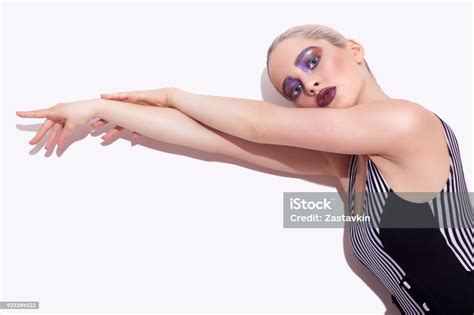 줄무늬 수영복 포즈 벽 근처에 녹색 피스타치오 연기가 자욱한 눈 아름 다운 젊은 여자의 초상화 가냘픈에 대한 스톡 사진 및 기타 이미지 Istock