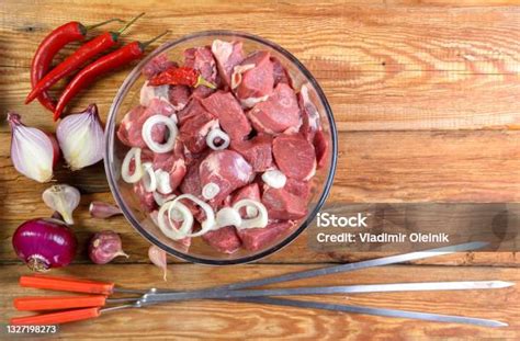 뼈없는 양고기 스테이크 얇게 썬 양파 유리 그릇에 고기 바질 칠리 페퍼 나무 테이블에 양념장 상단 보기 클로즈업 고기에 대한 스톡 사진 및 기타 이미지 Istock