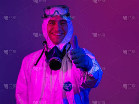 医生在冠状病毒感染后穿着生物防护服和口罩