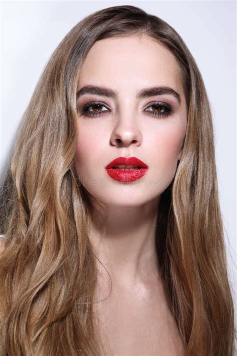 Schönes Mädchen Mit Dem Langen Gelockten Haar Und Rotem Lippenstift