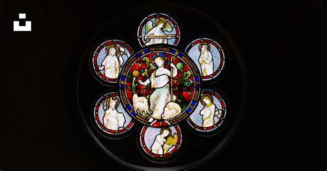 어두운 방의 스테인드 글라스 창 사진 Unsplash의 무료 세인트 마이클스 힐 그리스도 교회 이미지