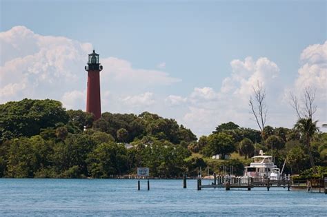 플로리다 주 목성의 무성한 푸른 나무로 둘러싸인 바위 해안에 위치한 등대 0명에 대한 스톡 사진 및 기타 이미지 0명 건물 외관 경관 Istock