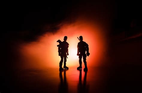 폭동 진압 경찰 준비 신호를 주고입니다 정부 전력 개념입니다 행동에 경찰입니다 라이트와 어두운 배경에 연기 푸른 빨간 번쩍이는 사이렌 소리 독재 힘입니다 거리에 대한 스톡