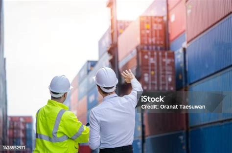 엔지니어는 창고 병참술 및 사업 수출 안쪽에 콘테이너를 가진 화물의 수송을 감독하고 있습니다 화물 컨테이너에 대한 스톡 사진 및 기타 이미지 Istock