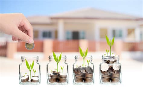 남성 손 홈 퍼 팅 돈을 동전 절약에 대 한 구매 홈 개념 태국 동전 그리고 가정 배경 흐리게 사업 투자 성장 개념에 병에 씨 0명에 대한 스톡 사진 및 기타 이미지