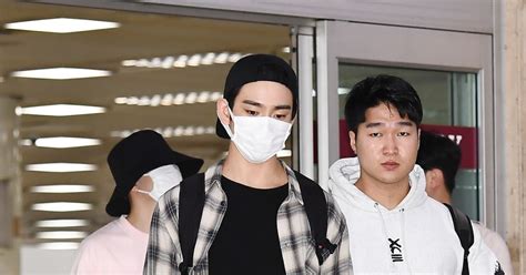 갓세븐 진영 올블랙에 체크셔츠로 마무리 포토엔hd