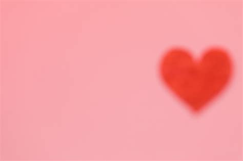 핑크 파스텔 플라스틱 질감 배경 종이 레드 심장의 추상적인 부분 이죠 발렌타인 개념입니다 최소한의 개념입니다 공간 복사 2월에 대한 스톡 사진 및 기타 이미지 Istock