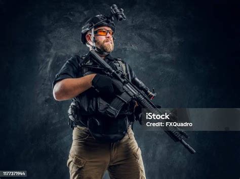 돌격 소총을 들고 야간 시력과 갑옷과 헬멧을 입고 특수 부대 군인 어두운 질감의 벽에 대한 스튜디오 사진 강사에 대한 스톡 사진 및 기타 이미지 Istock