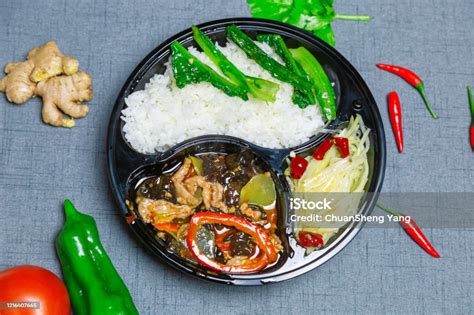 곰팡이와 얇게 썬 고기로 만든 요리 중국 음식 곰팡이 고기 조각 밥과 접시 세트 테이크 아웃 건강한 식생활에 대한 스톡 사진 및 기타 이미지 Istock
