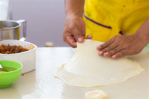 고객에 대 한 상인 만들기 맛 있는 뜨거운 Roti의 태국 길거리 음식 거리에 대한 스톡 사진 및 기타 이미지 거리 고기
