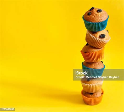 노란색 색상 배경에 격리 된 건포도 머핀 텍스트의 공간을 복사합니다 더미에 대한 스톡 사진 및 기타 이미지 더미 컵케이크 머핀 Istock