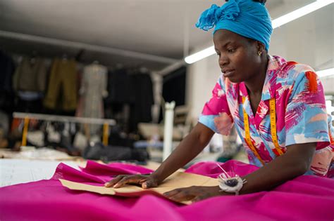 스튜디오에서 새로운 라인을 만드는 아프리카 패션 디자이너 바느질하기에 대한 스톡 사진 및 기타 이미지 바느질하기 여자만 한 명의 여자만 Istock