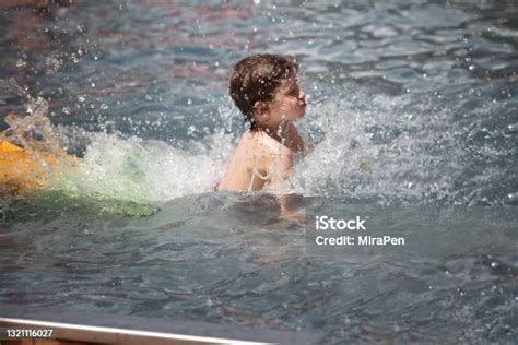 여름 날에 수영장에서 즐거운 시간을 보내는 어린 소년 어린 시절과 가족 개념 Michael J Fox Foundation For Parkinsons Research에 대한