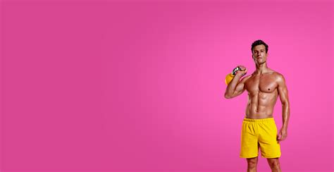 Sportler Mit Kettlebell In Der Hand Auf Magenta Hintergrund