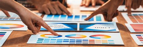 그래픽 디자이너는 워크숍에서 로고와 그래픽 아트를 브레인스토밍한다 관찰 Cmyk에 대한 스톡 사진 및 기타 이미지 Cmyk