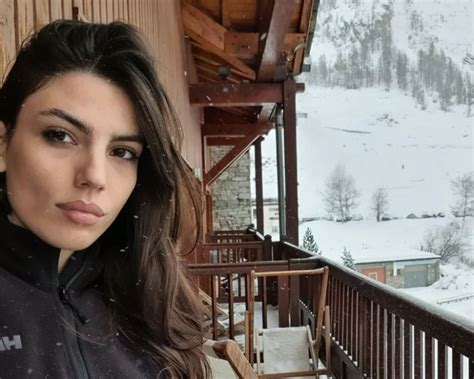 Bajkovito Zimovalište U Kojem Uživa Prelepa Devojka Miloša Bikovića