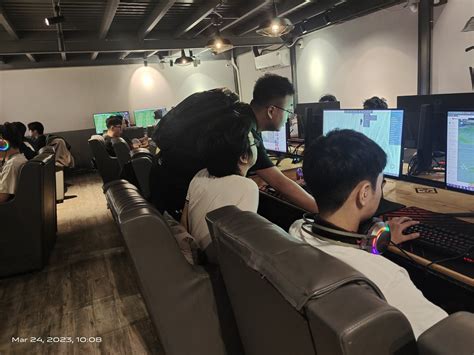 Deeplink On Twitter An Internet Cafe In Vietnam There Are About 90 Pcs Downstairs And A