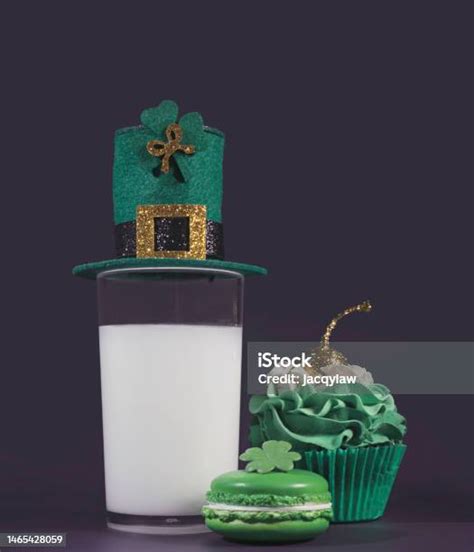 성 패트릭의 날 트리오는 레프러콘 모자에 우유 한 잔 녹색 마카롱 쿠키 반짝이는 체리를 얹은 초콜릿 컵케이크 등 아침의 정상을