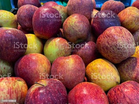 플라스틱 상자에 담긴 잘 익은 붉은 로얄 갈라 사과의 신선한 농산물 시장 더미의 전체 프레임 이미지 전경에 초점 0명에 대한 스톡 사진 및 기타 이미지 Istock