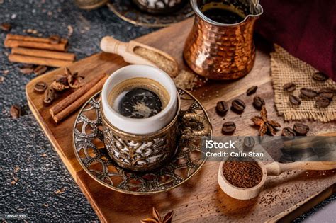 향신료 커피 콩 모래 커피 포트와 검은 배경에 터키 커피 한 잔 0명에 대한 스톡 사진 및 기타 이미지 0명 갈색 개념 Istock