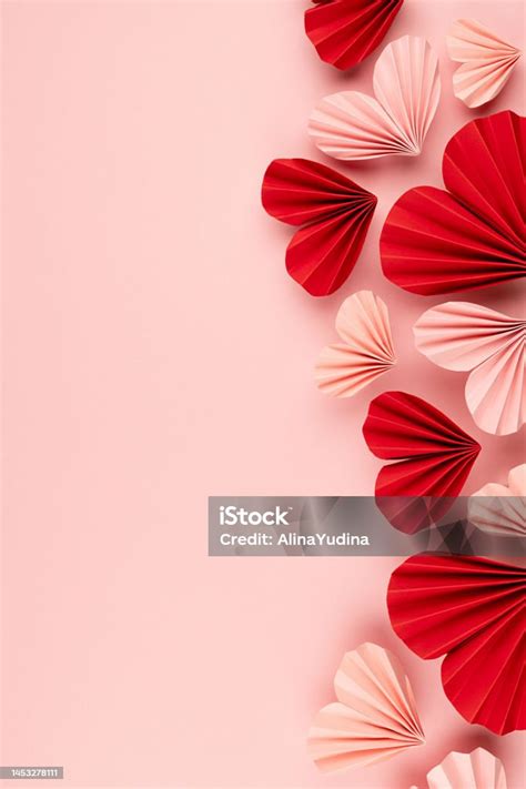 달콤한 사랑 핑크와 레드 종이 하트가 있는 발렌타인 데이 배경은 귀여운 부드러운 빛 파스텔 핑크 배경 옆으로 테두리 복사 공간