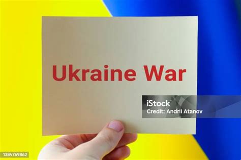 우크라이나 전쟁 개념 우크라이나 국기 배경 위에 단어 우크라이나 전쟁과 종이를 들고 사람 러시아 우크라이나 충돌 개념 전쟁을 중지 괴롭힘에 대한 스톡 사진 및 기타 이미지