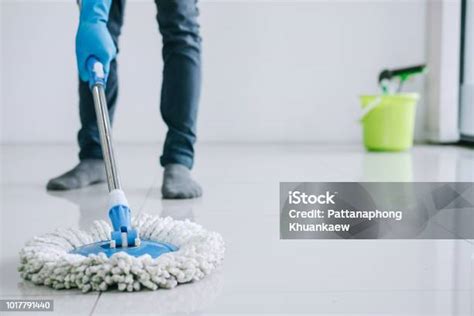 내부 관리와 청소 개념 가정에서 바닥에 청소 하면서 걸 레를 사용 하 여 먼지를 닦아 파란색 고무 장갑에서 행복 한 젊은 남자를 남편 가사 집안일에 대한 스톡 사진 및 기타