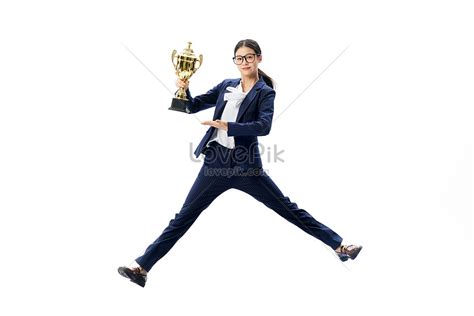 트로피를 들고 있는 창의적인 공중부양 여성 사업가 사진 무료 다운로드 Lovepik