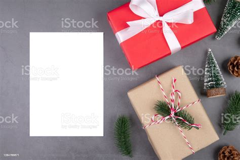 선물 상자 장식과 인사말 카드 새해와 크리스마스 또는 시멘트 바닥 배경 최고 전망 또는 평면 평지 복사 공간에 선물과 엽서와 크리스마스 휴일 구성 갈색 용지에 대한 스톡