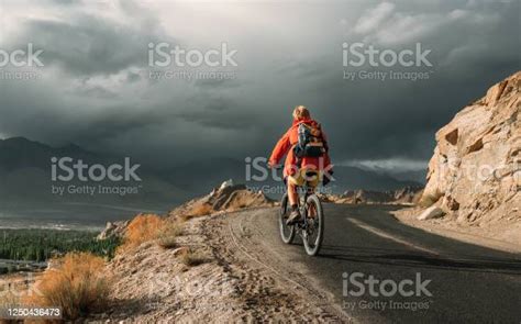 히말라야 산악 도로에서 자전거 관광 놀이기구로 가는 길에 불교 수도원 자전거 타기에 대한 스톡 사진 및 기타 이미지 자전거 타기 네팔 인도 인도아 대륙 Istock