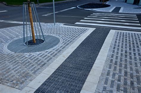 차선 사이에 섬을 나누는 횡단보도 거리를 따라 마른 사랑의 꽃으로 심어진 도로 표시가있는 아치 원예 호화로운 돌 연석과 산책로 포장 원 0명에 대한 스톡 사진 및 기타