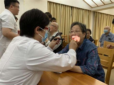 九九重阳节 义诊送温情市人民医院老年医学科口腔科走进姚家寨养老公寓开展义诊活动